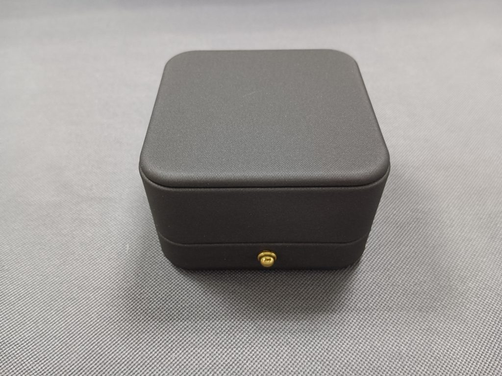 Round Corner Gold Buckle Pendant Jewelry Package Box – Elegant and ...